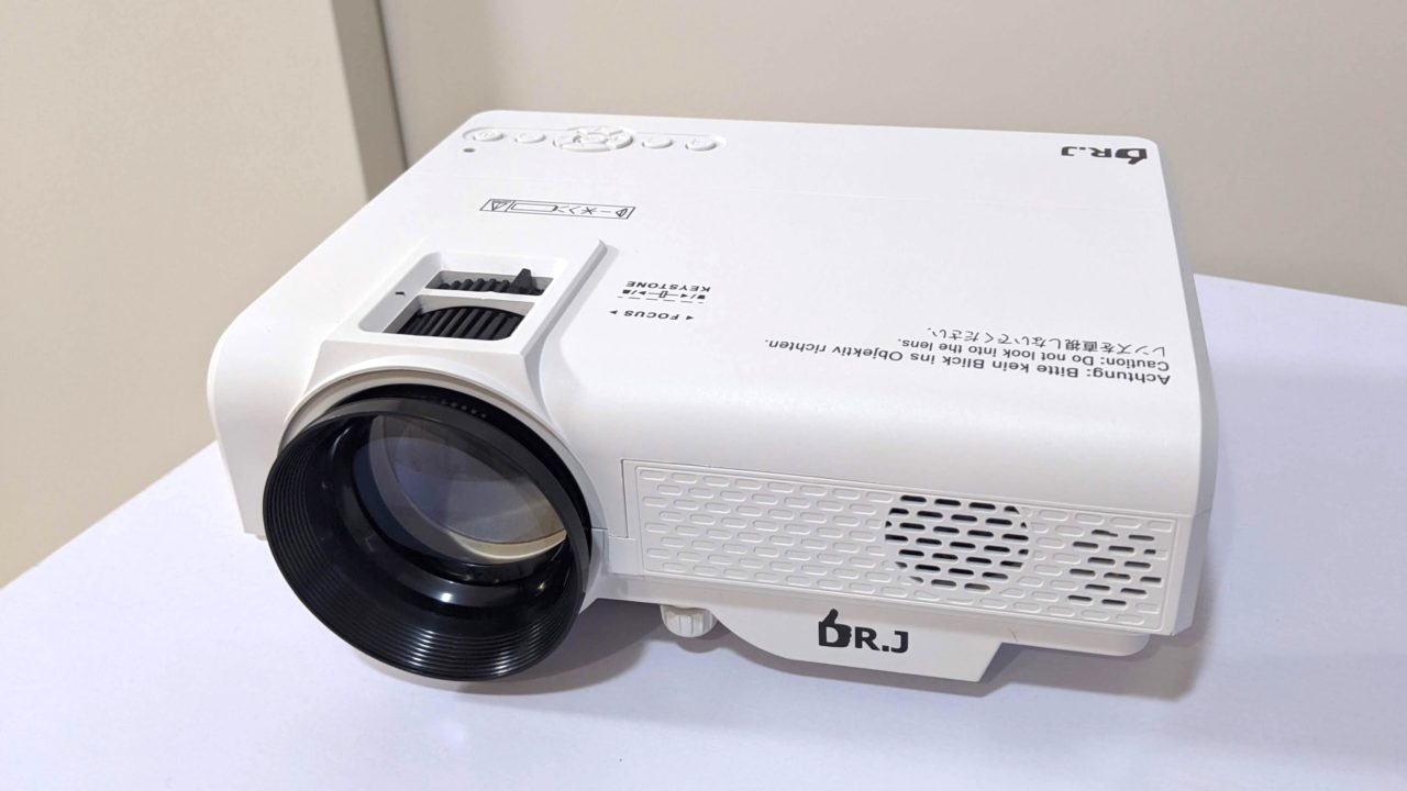 「DR.J プロジェクター」レビュー！1万円以下激安で簡易ホームシアター設置！在宅引きこもりにおすすめ！｜本日もトントン拍子